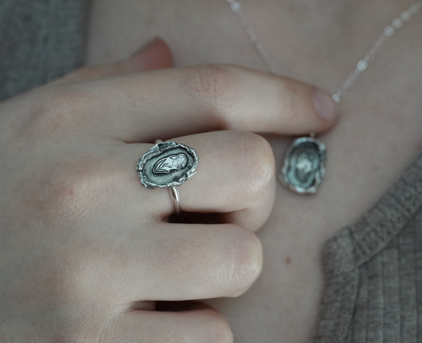 Organic Iris Ring – Entangled Roots